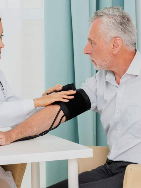 Control normal vs. control estricto de la presión arterial para ...