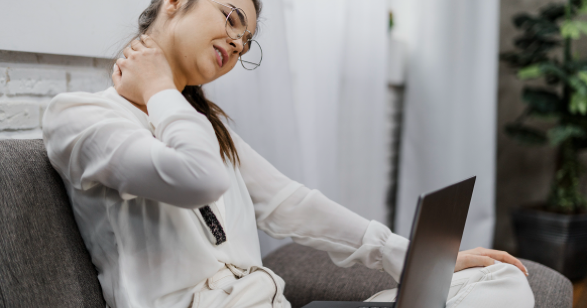 Dolor y rigidez del cuello ¿Qué lo ocasiona y cómo prevenirlo? | medPoint